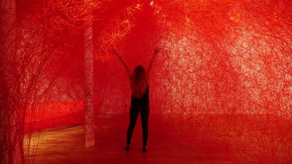 Expo : La toile rouge tissée de Chiharu Shiota