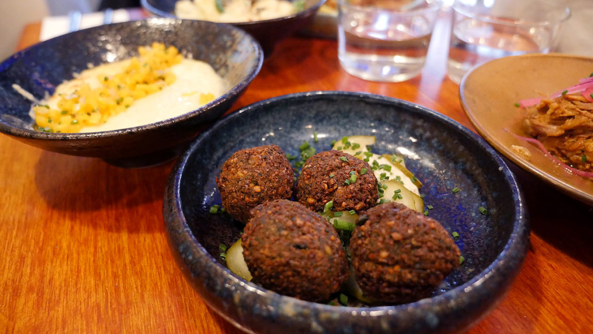 Où manger à Paris pour 15 € ? ACÀ Pigalle, Perlimpinpin, Basique...