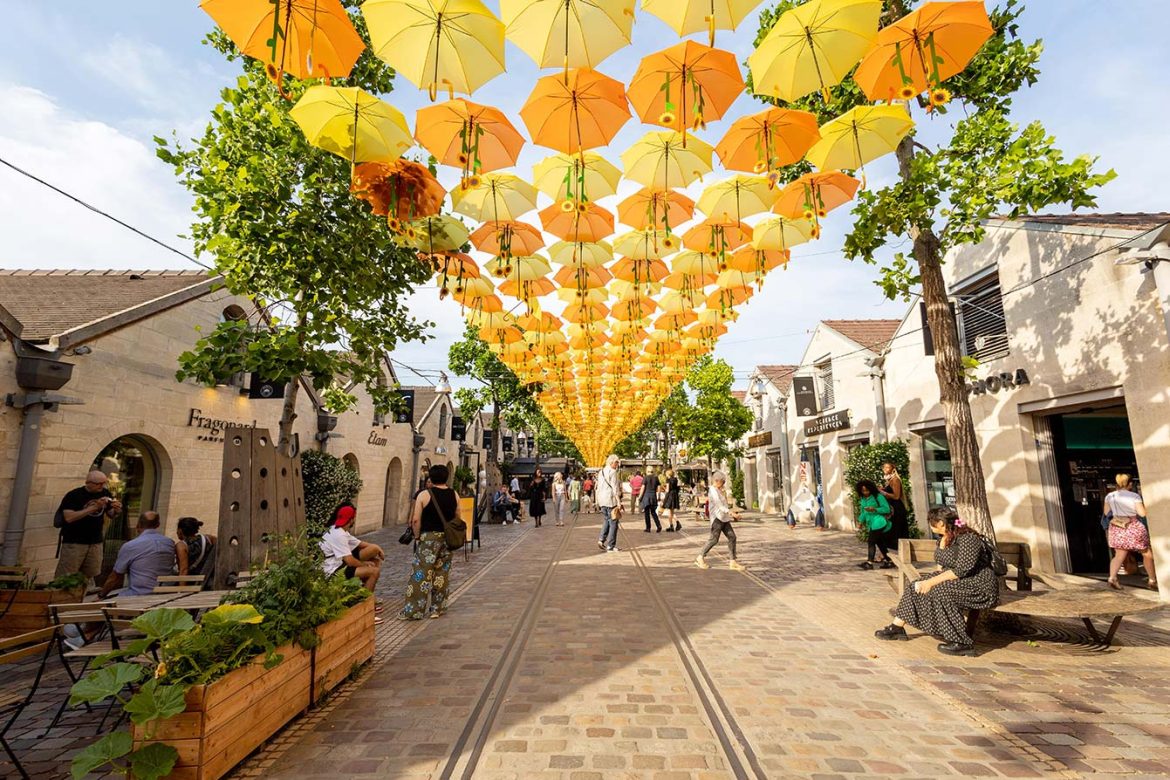 Un ciel de parapluies et de tournesols à Bercy Village (Paris 12e)